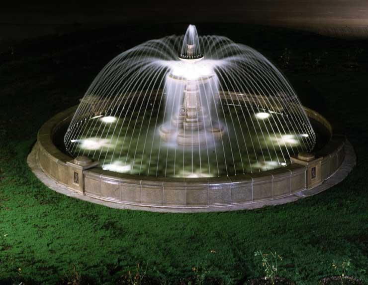 Фонтан с подсветкой своими руками: виды подсветок, идеи освещения ...